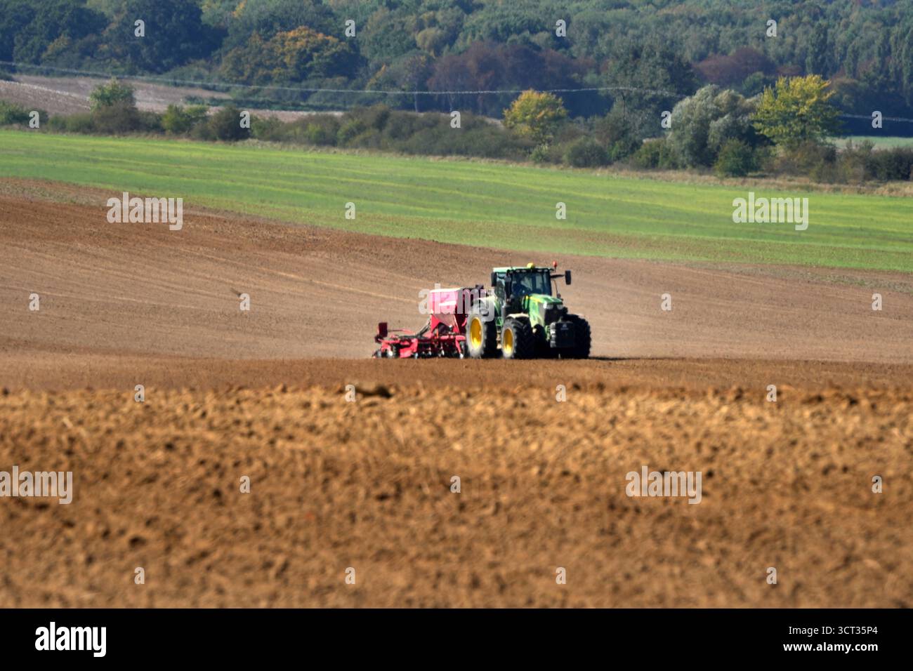 Uckermark GER, Deutschland, 20251003,Uckermark, Traktor auf dem Feld ...