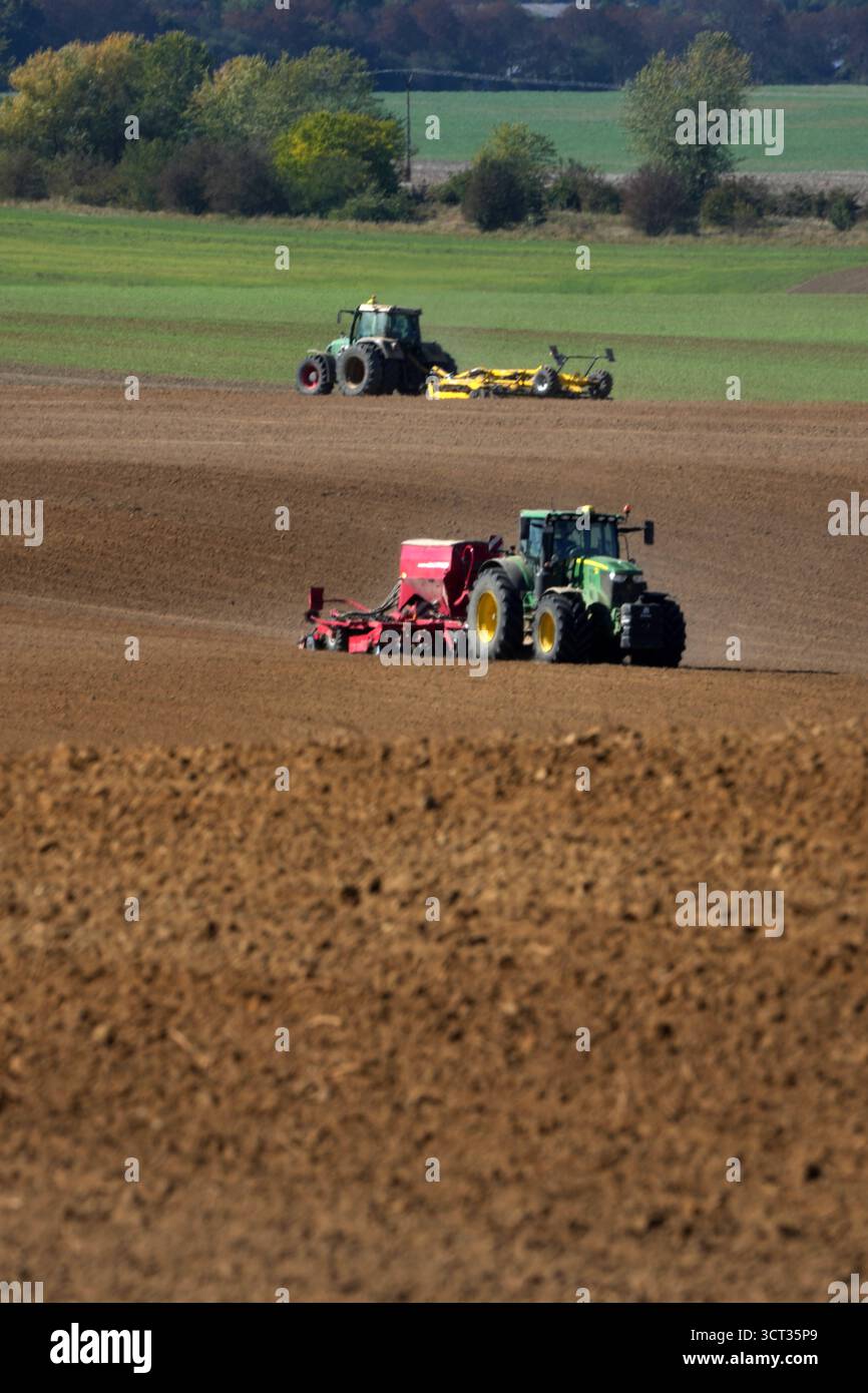 Uckermark GER, Deutschland, 20251003,Uckermark, Traktor auf dem Feld ...