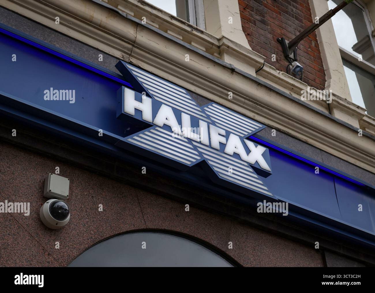Halifax bank High Street branch Signage, Aylesbury town centre ...