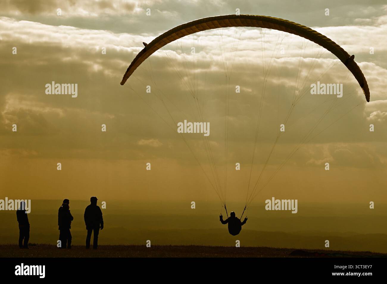 Kozakov, Czech Republic. 3rd Oct, 2025. Tourists watch a paraglider ...