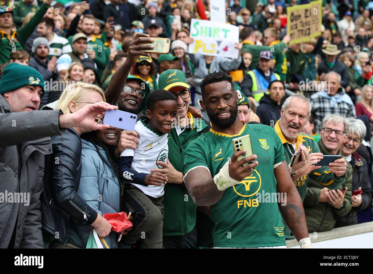 LONDON, UK - 4th Oct 2025: Siya Kolisi of South Africa takes a selfie ...