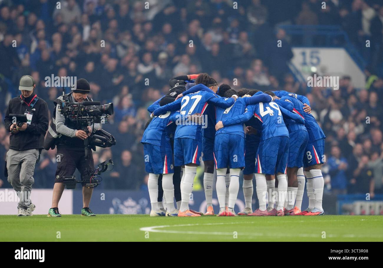 Chelsea's players in a huddle before kick off ahead of the Premier ...