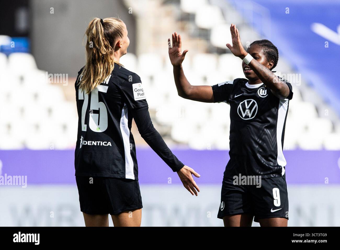 Bochum, Deutschland. 04th Oct, 2025. VfL Wolfsburg bejubelt das Tor ...