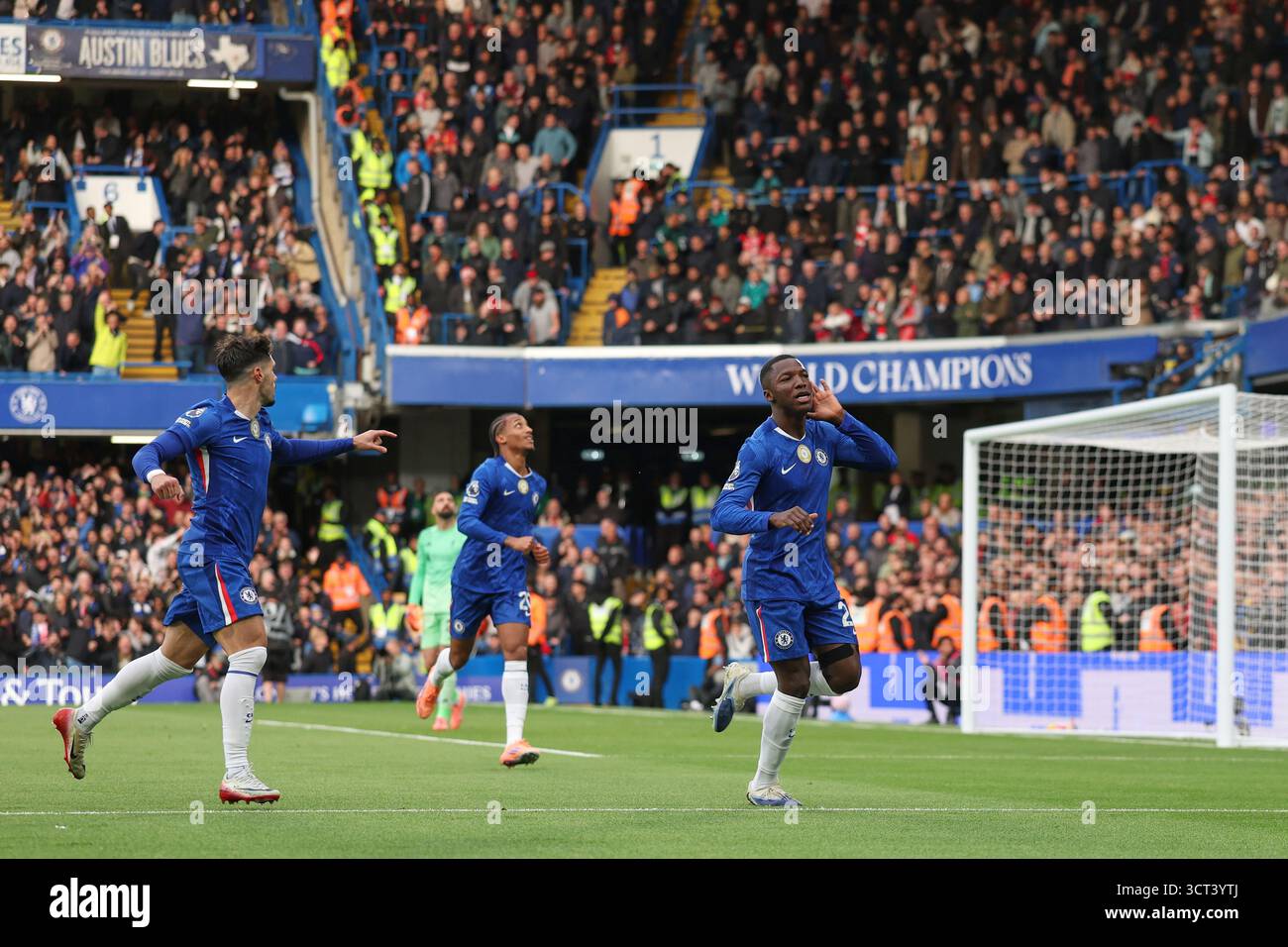 Chelsea's Moises Caicedo, right, celebrates scoring the opening goal ...