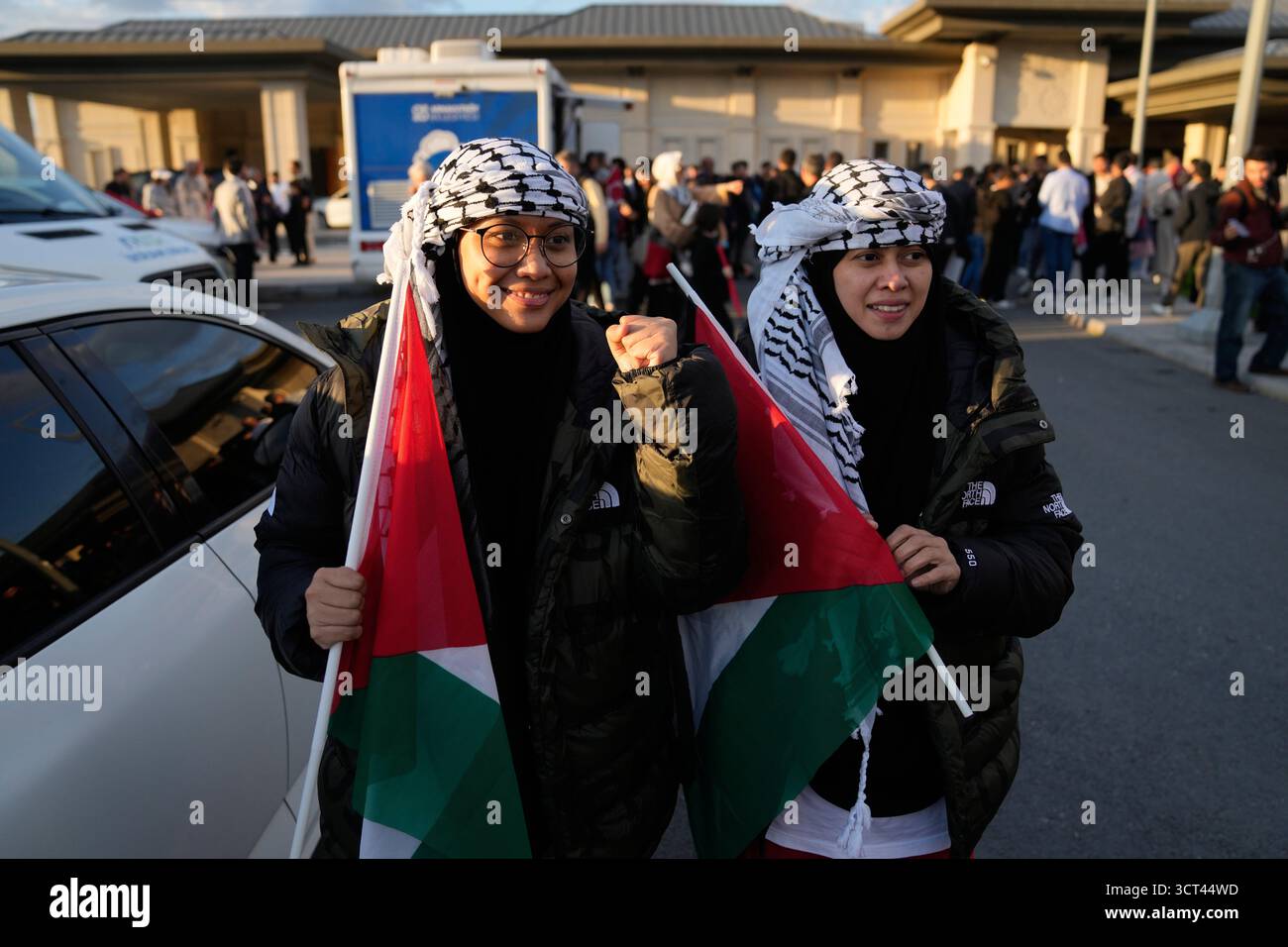 Malaysian sisters Heliza and Hazwani Helmi hold Palestinian flags after ...