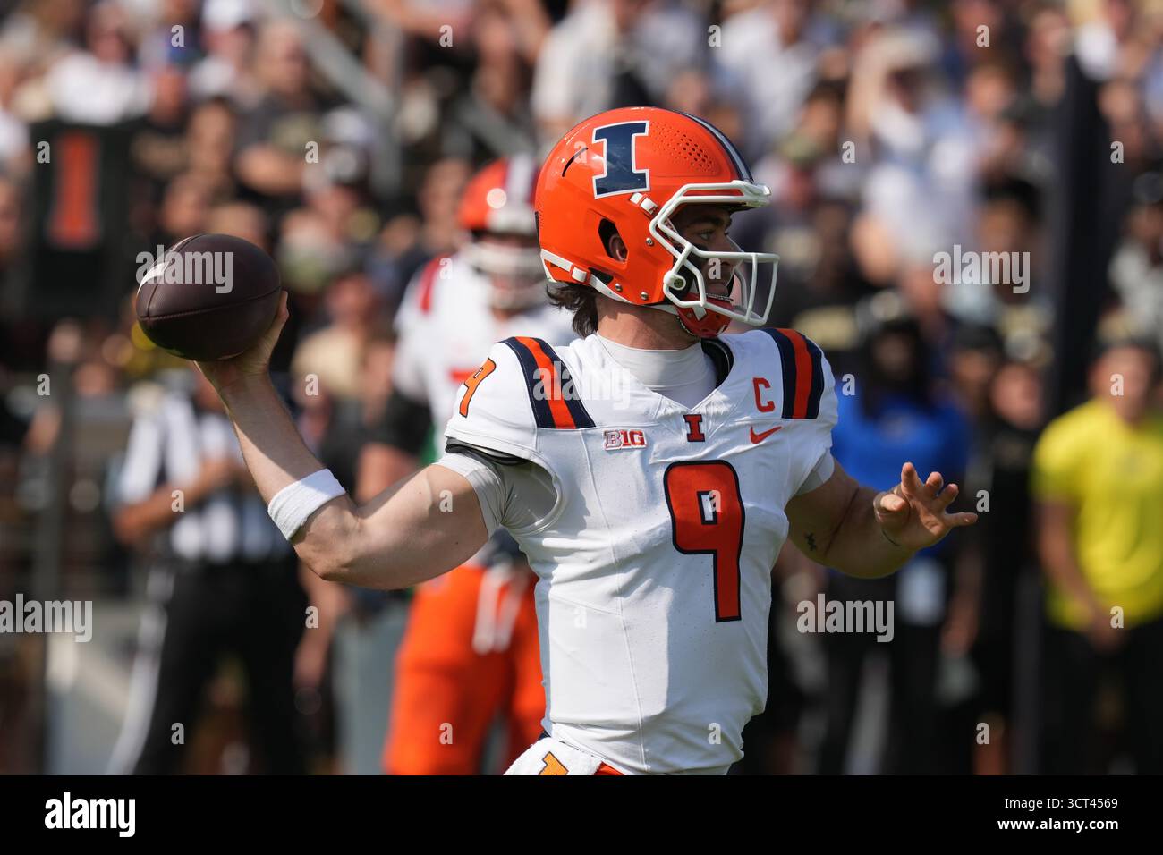 Illinois quarterback Luke Altmyer (9) throws during the first half of ...