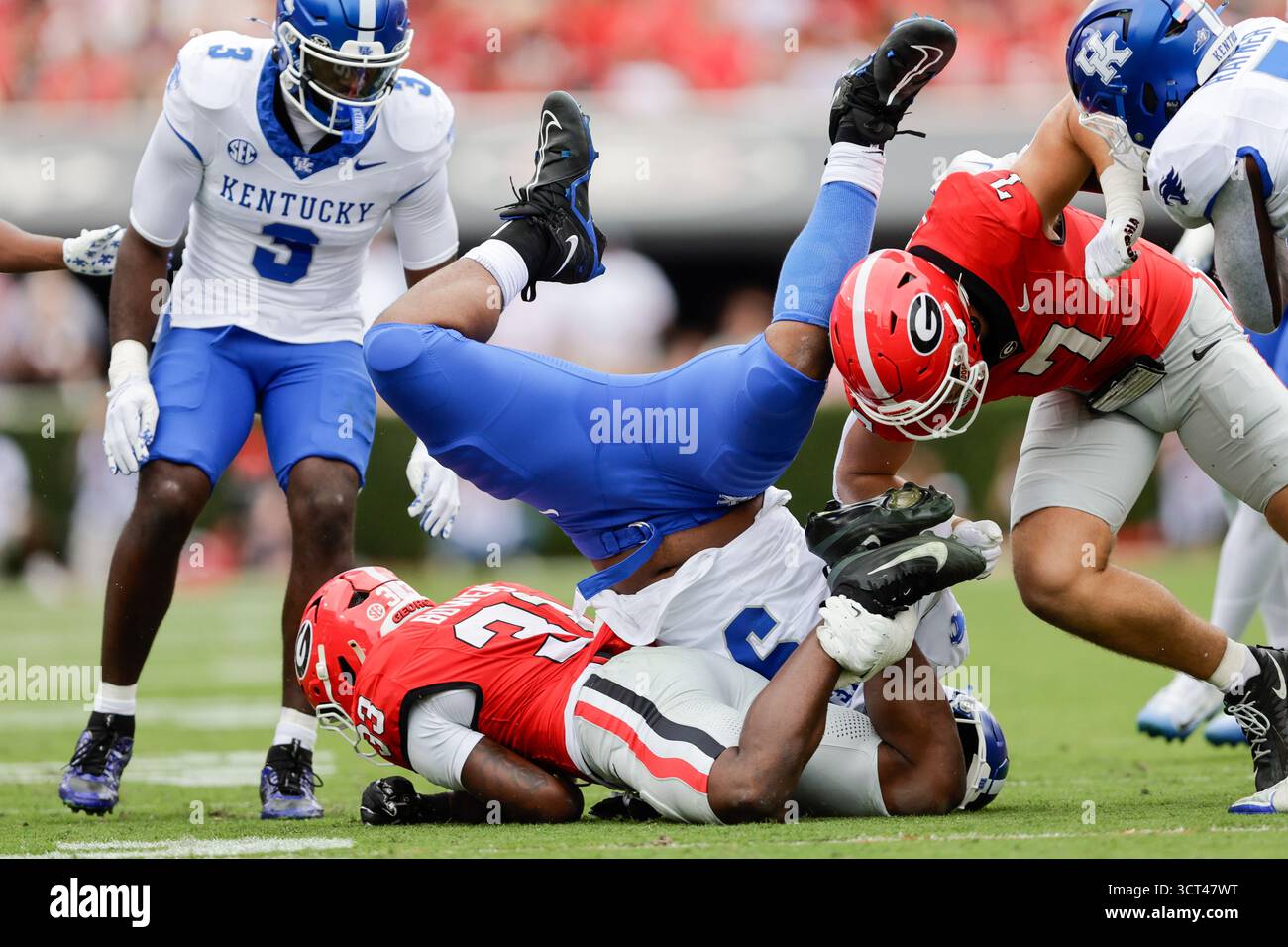 Georgia running back Chauncey Bowens (33) is tackled by Kentucky ...