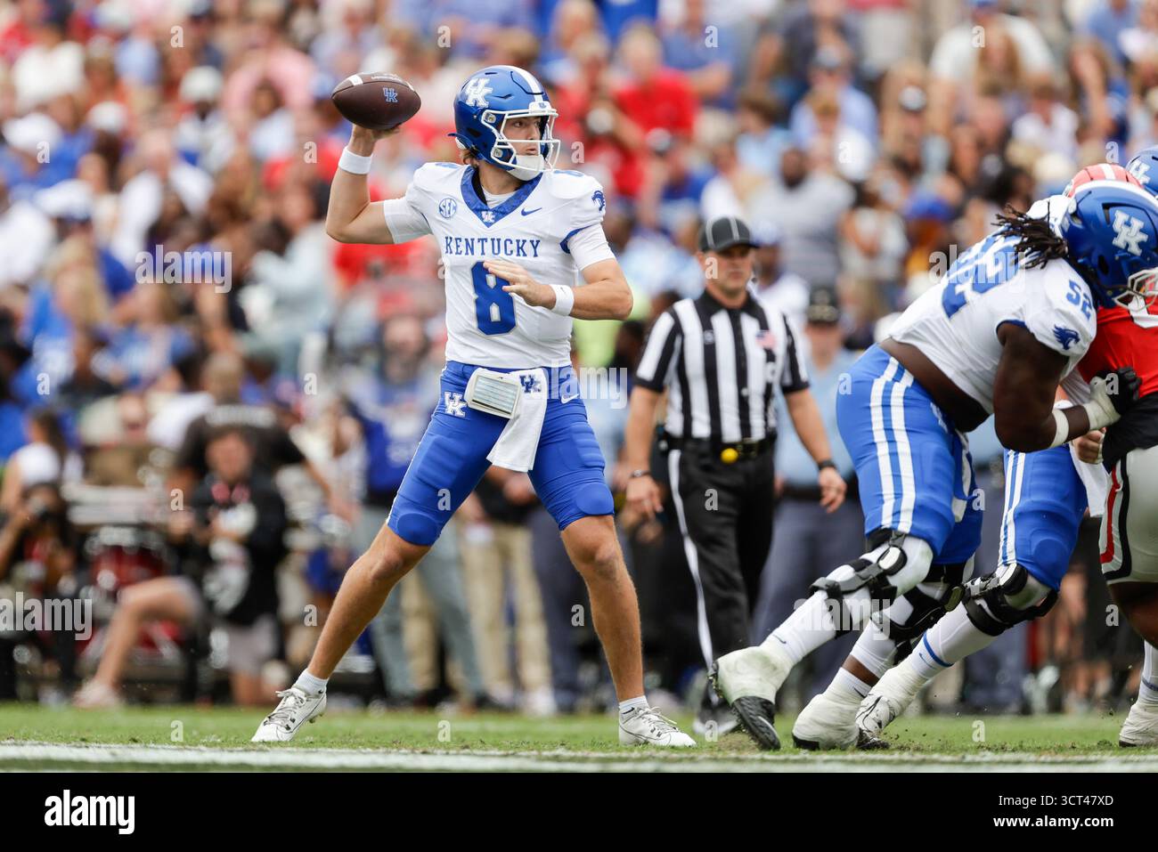 Kentucky quarterback Cutter Boley (8) passes the ball during the first ...