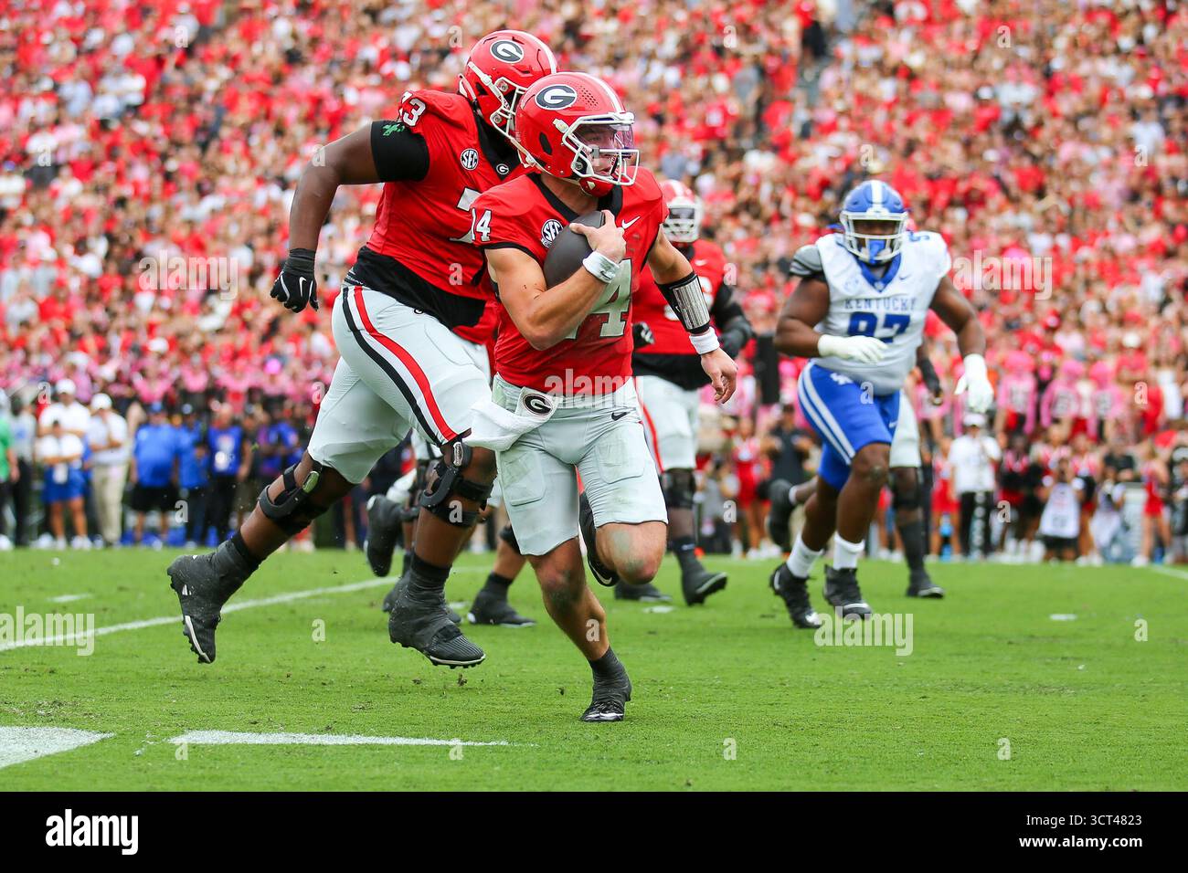 Georgia quarterback Gunner Stockton (14) runs for a touchdown during ...