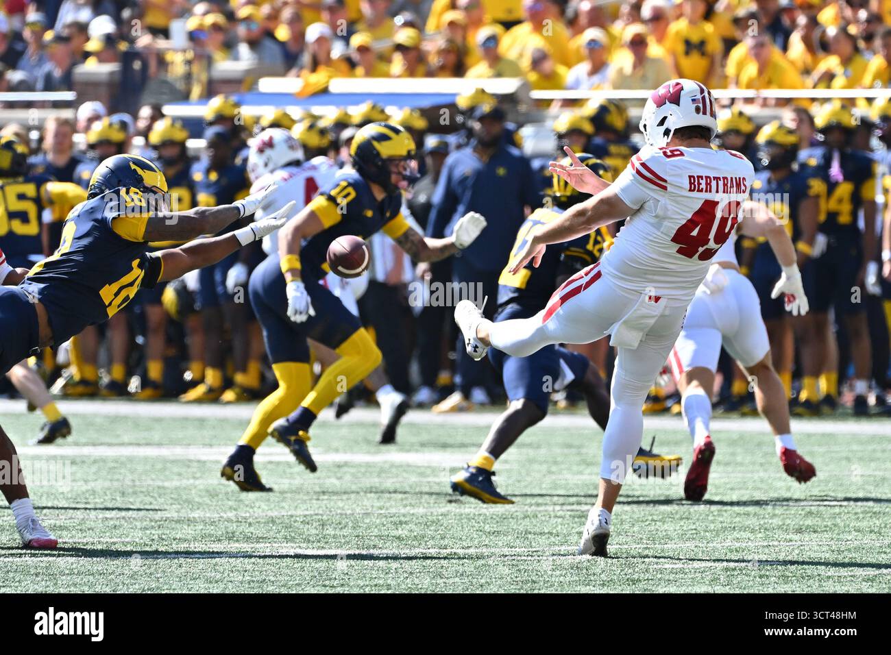 ANN ARBOR, MI - OCTOBER 04: Michigan Wolverines linebacker Troy Bowles ...