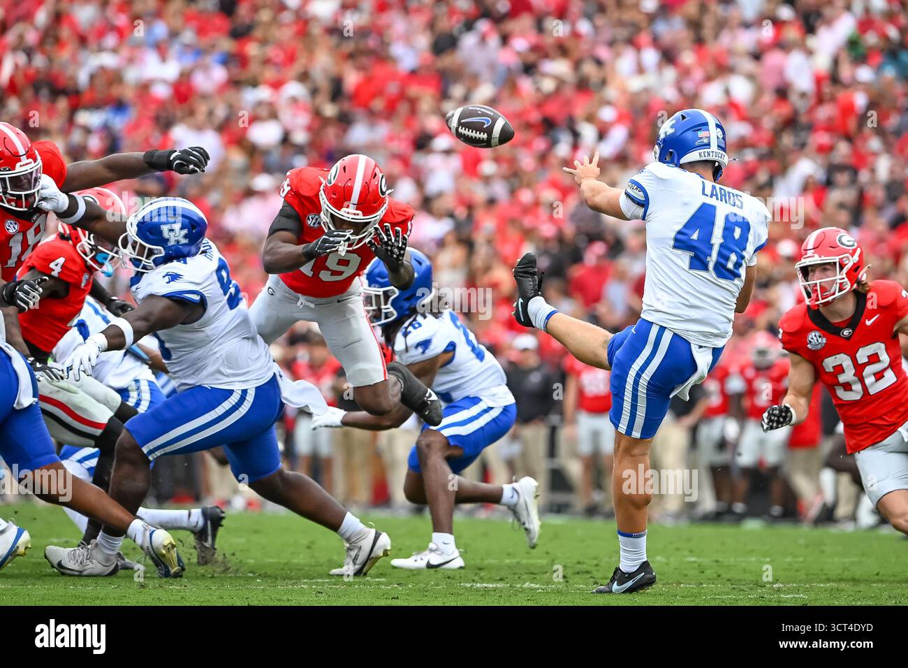 ATHENS, GA - OCTOBER 04: Georgia Bulldogs linebacker Justin Williams ...