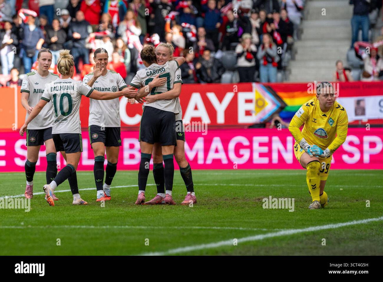 Linda Dallmann (10 FC Bayern), Klara B?hl (17 FC Bayern), Arianna ...