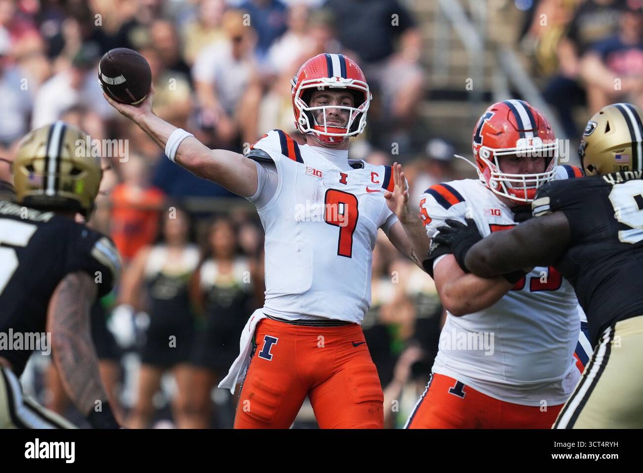Illinois quarterback Luke Altmyer (9) throws during the second half of ...
