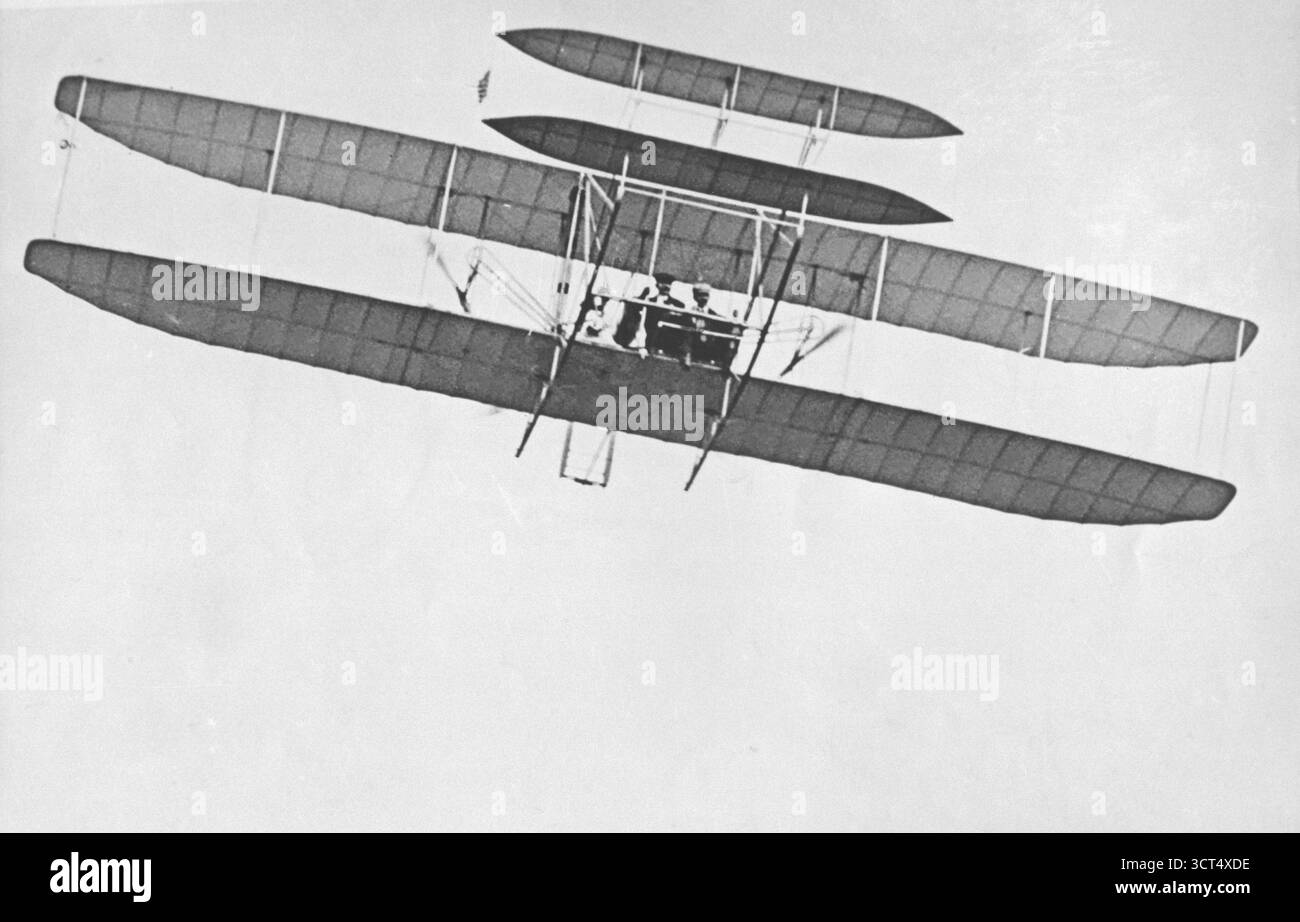 Aircraft flying Black and White Stock Photos & Images - Alamy