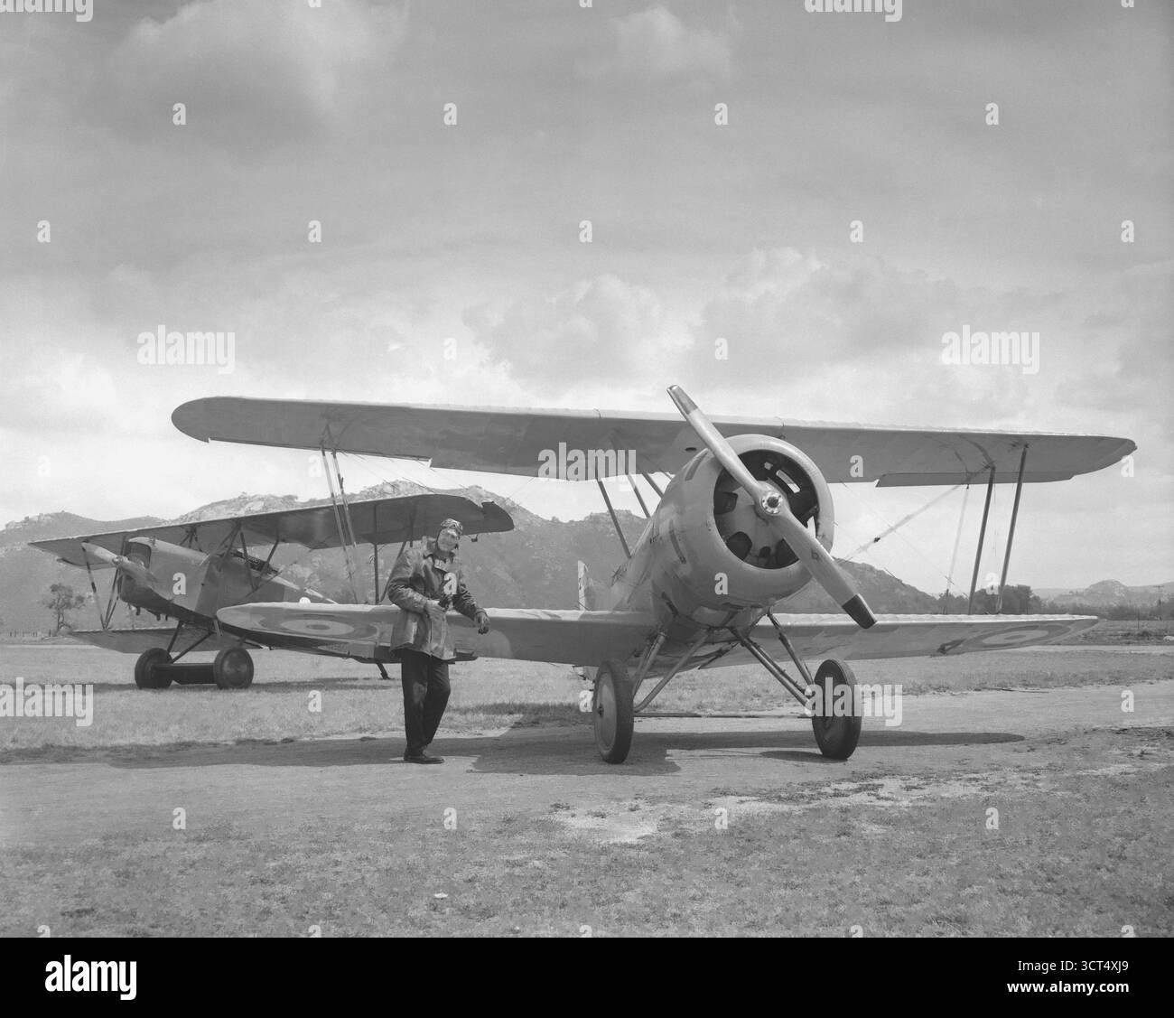 Historical airplane on runway Black and White Stock Photos & Images - Alamy