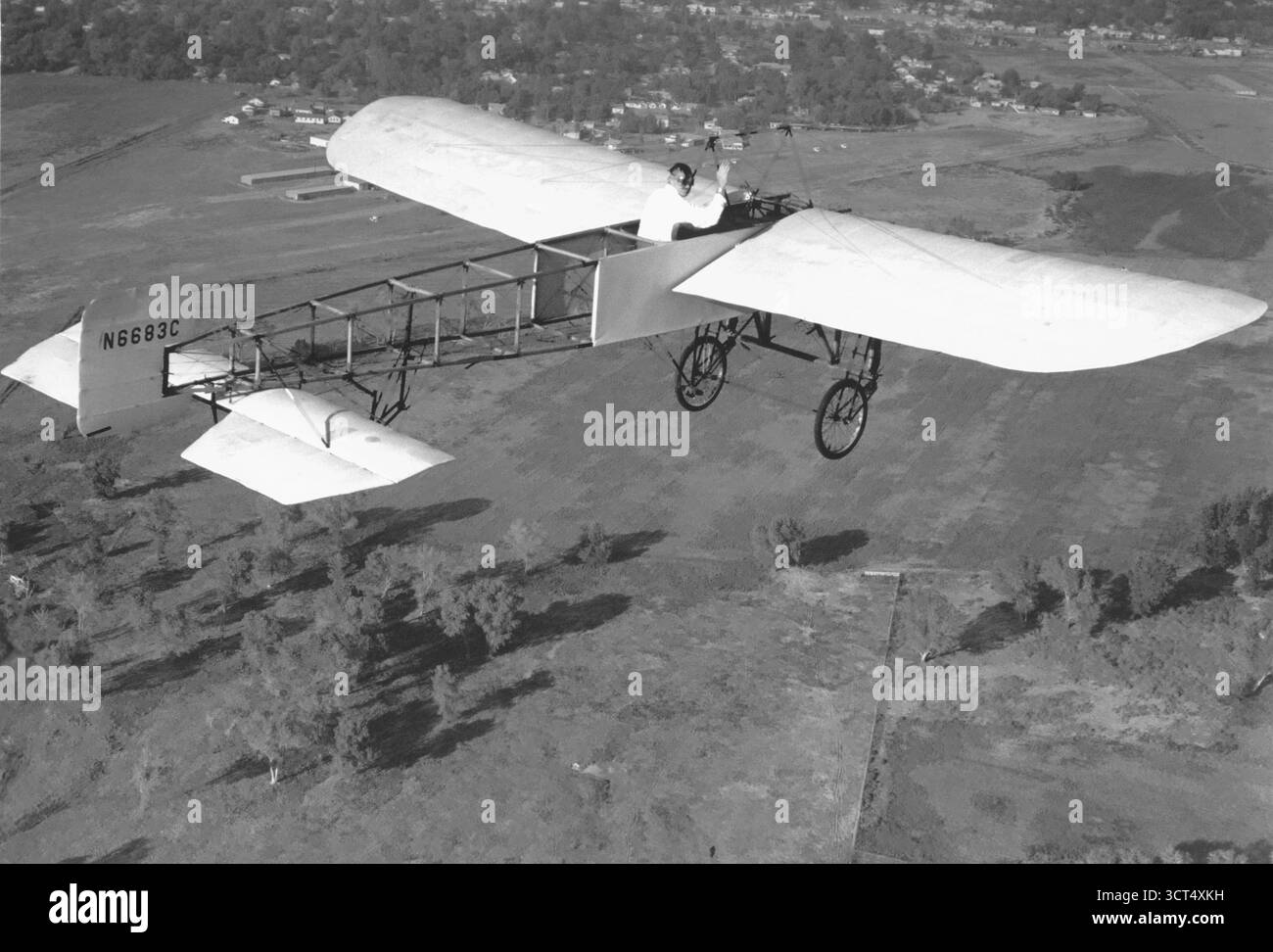 Aircraft pilot flying in hi-res stock photography and images - Alamy