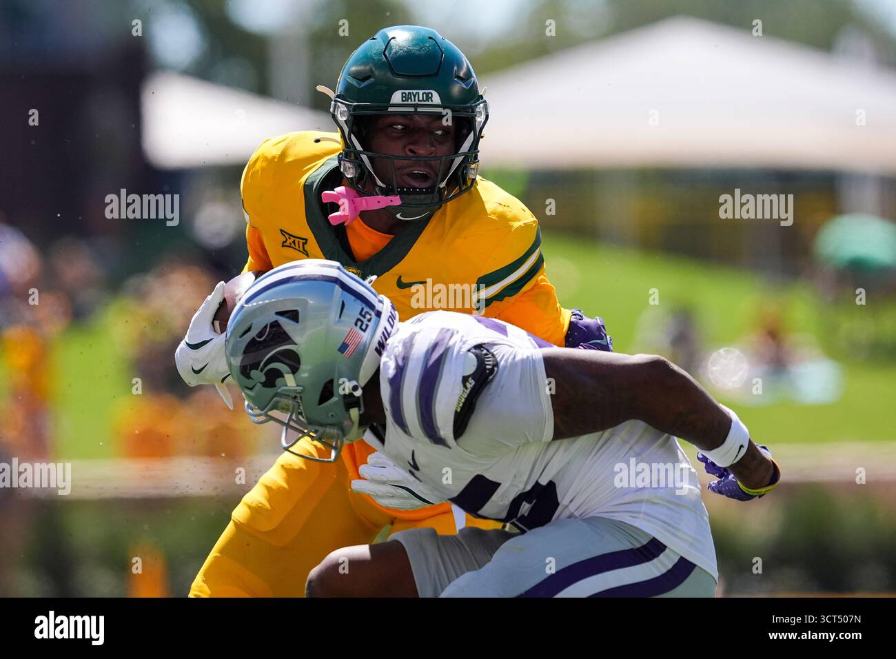 Baylor tight end Michael Trigg (1) attempts to maneuver past Kansas ...