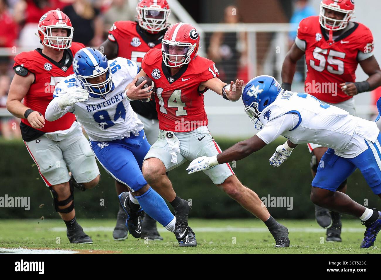 Georgia quarterback Gunner Stockton (14) runs with the ball during the ...