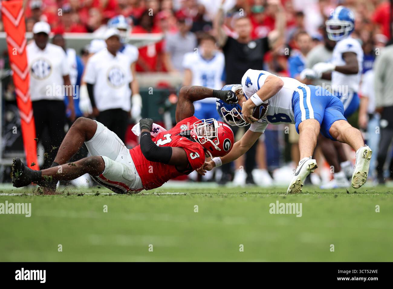 Georgia linebacker CJ Allen (3) sacks Kentucky quarterback Cutter Boley ...