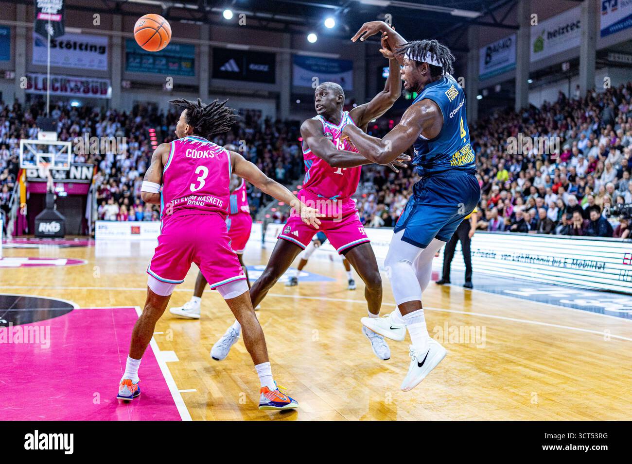 Bonn, Deutschland. 04th Oct, 2025. Brian Fobbs (EWE Baskets Oldenburg ...