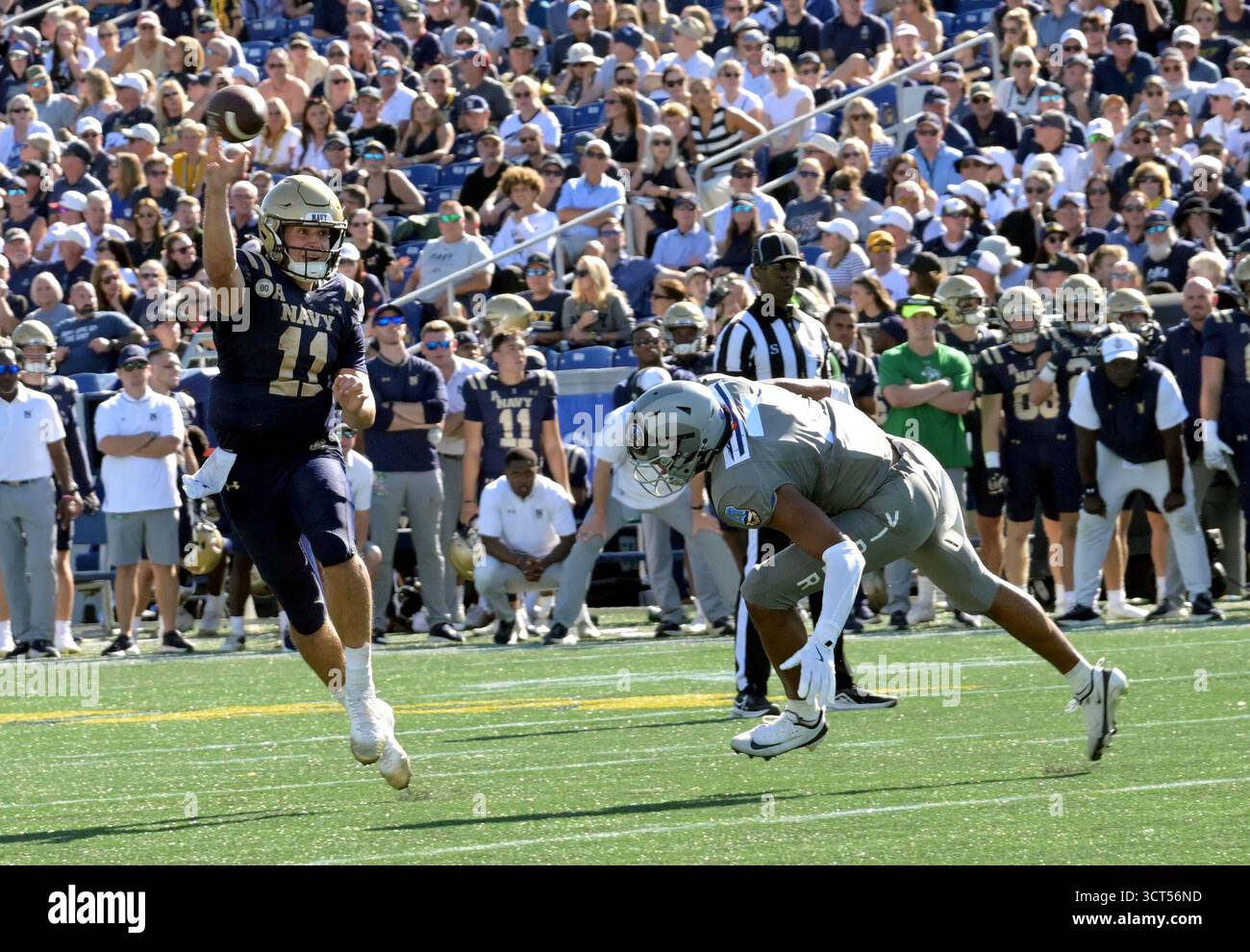 ANNAPOLIS, MD - OCTOBER 04: Navy Midshipmen quarterback Blake Horvath ...