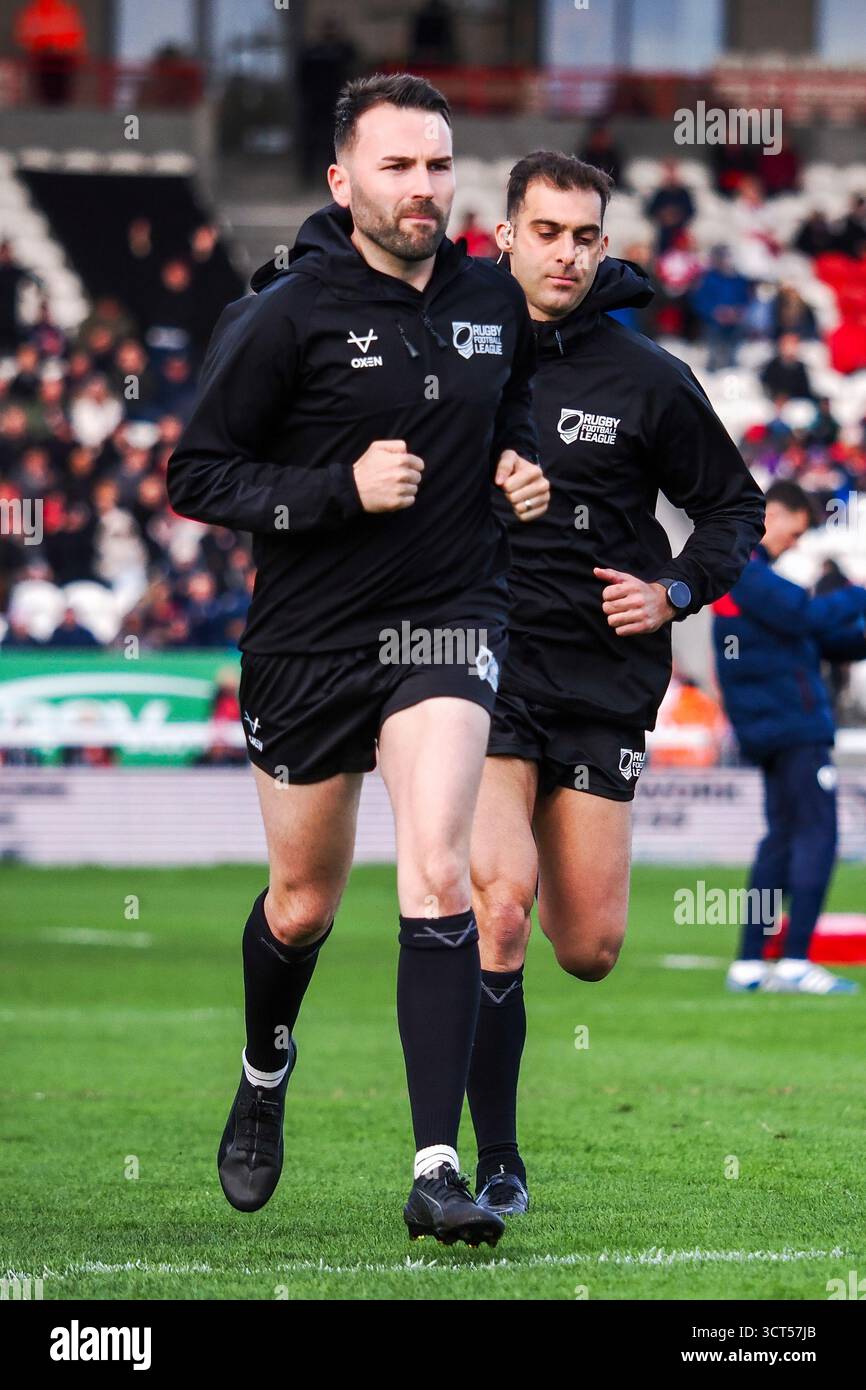 Hull, United Kingdom . 4 October, 2025. Pictured left to right, referee ...