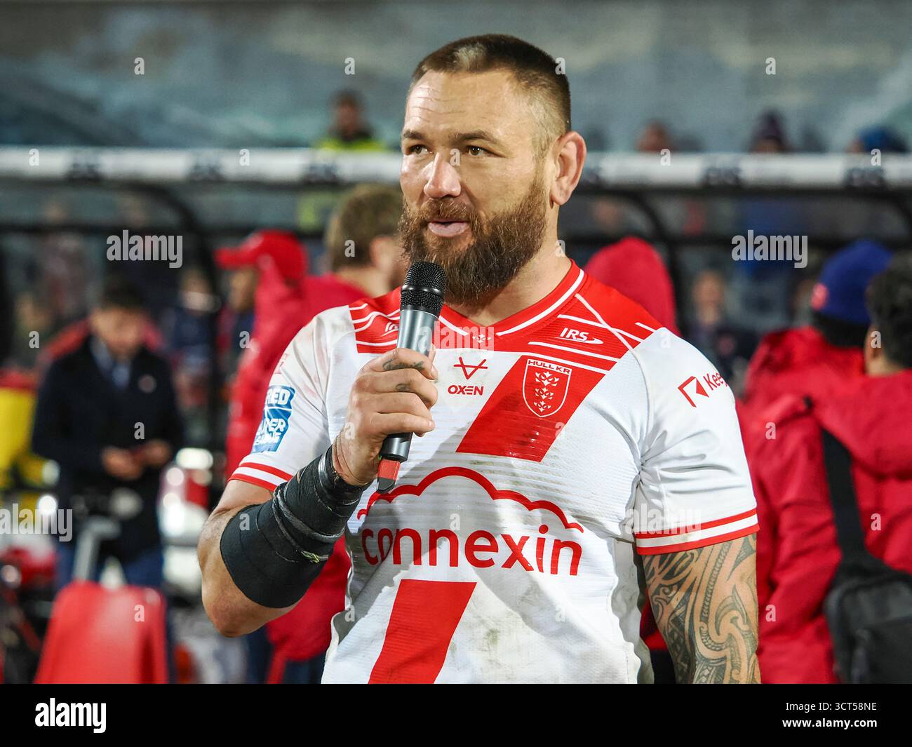 Hull, United Kingdom . 4 October, 2025. Pictured left to right, Jared Waerea-Hargreaves of Hull ...