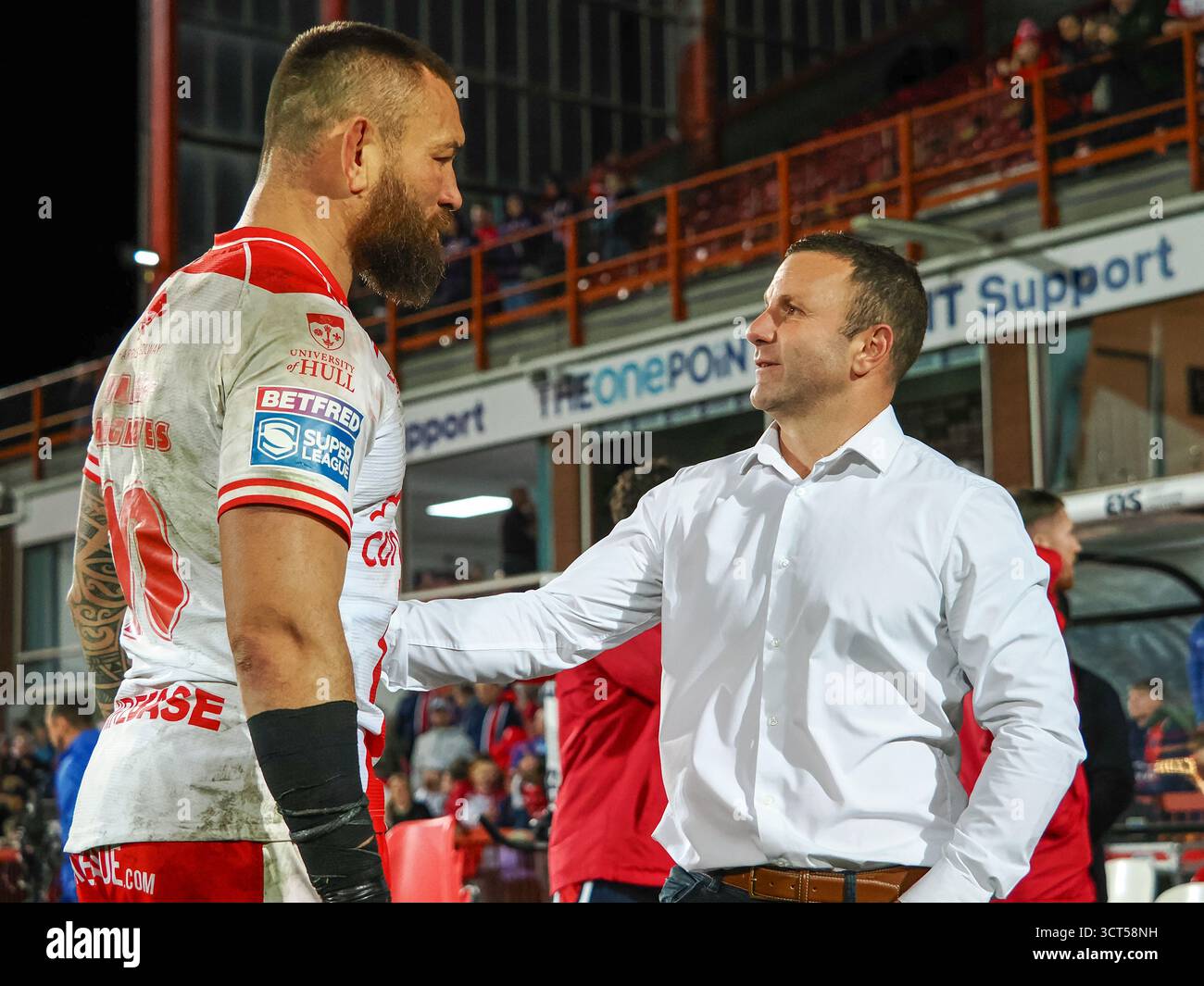 Hull, United Kingdom . 4 October, 2025. Pictured left to right, Jared Waerea-Hargreaves of Hull ...