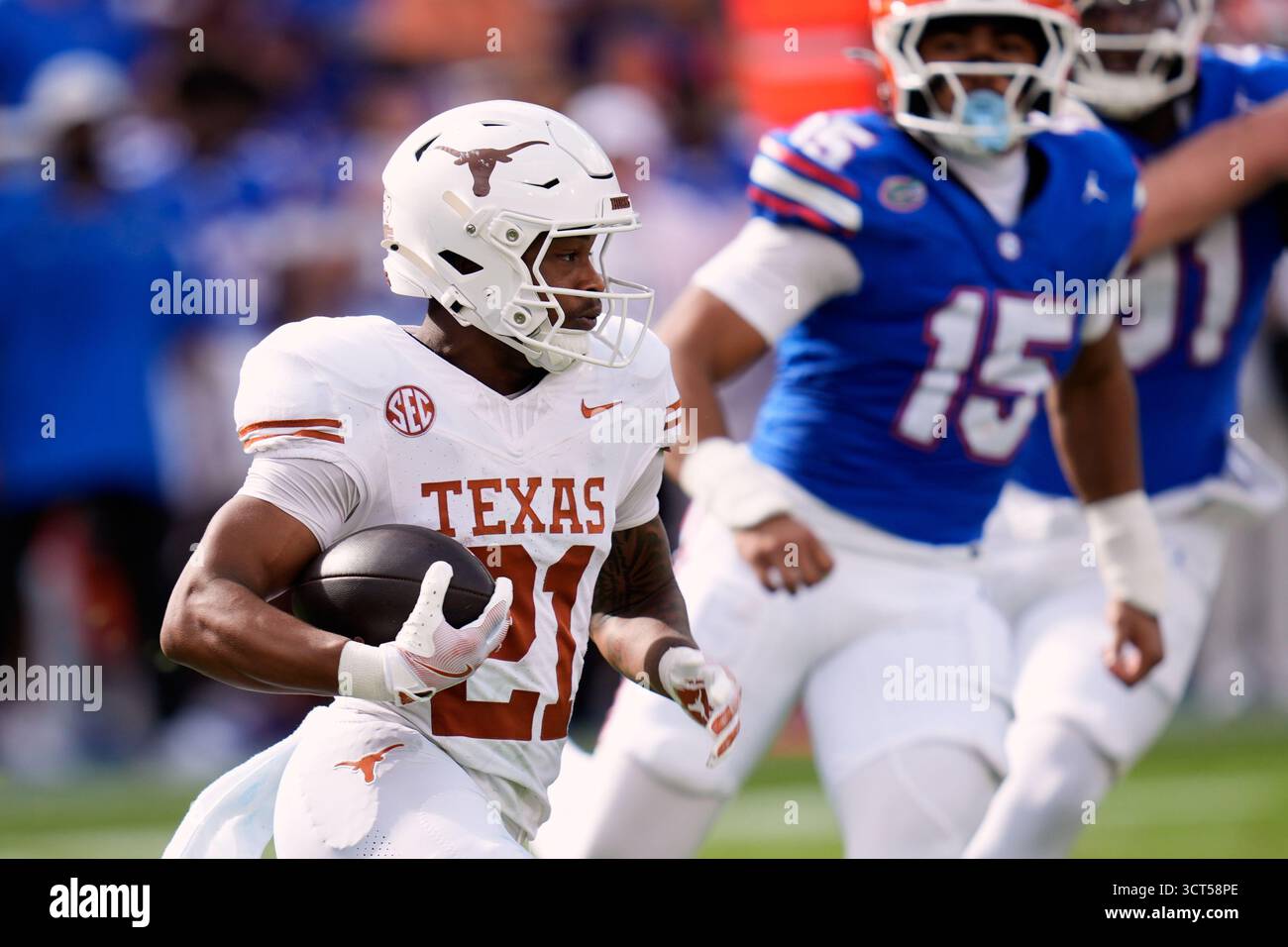 Texas wide receiver Ryan Niblett (21) runs past Florida edge Jayden ...