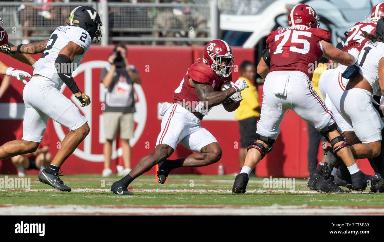 Alabama running back Jam Miller, center, runs the ball against ...