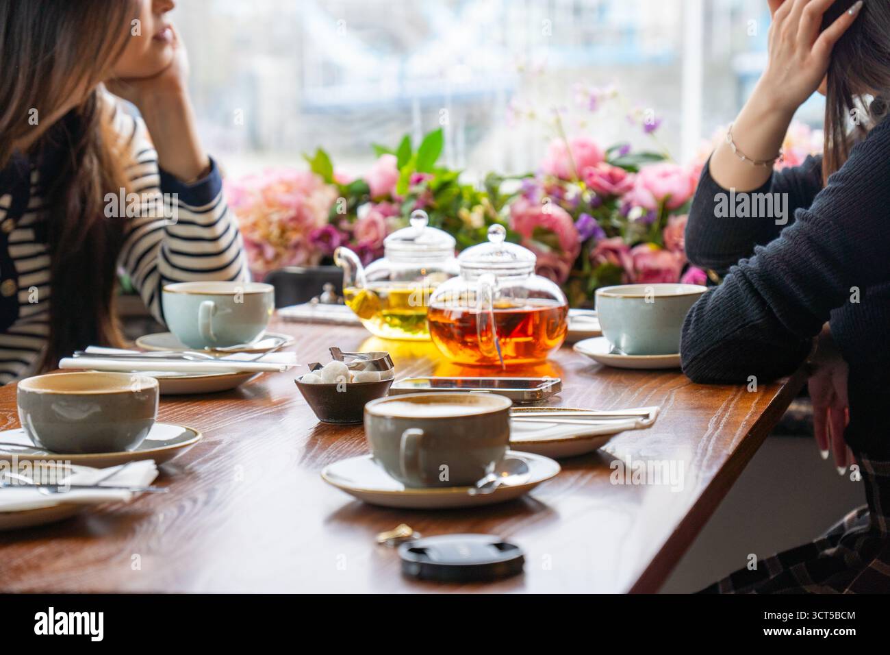Afternoon tea at a café in London, England Stock Photo - Alamy