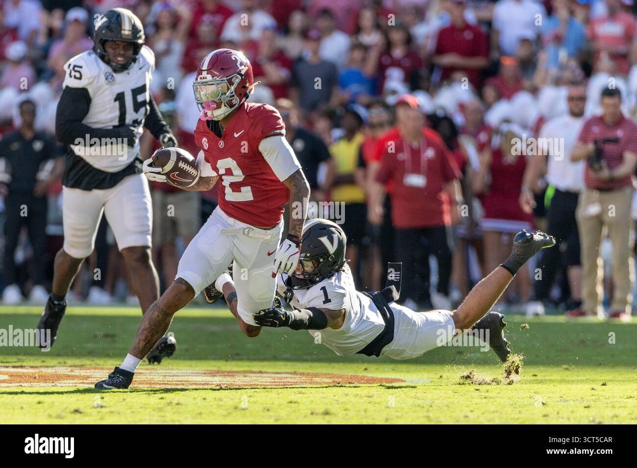 Alabama wide receiver Ryan Williams (2) runs after a catch past ...