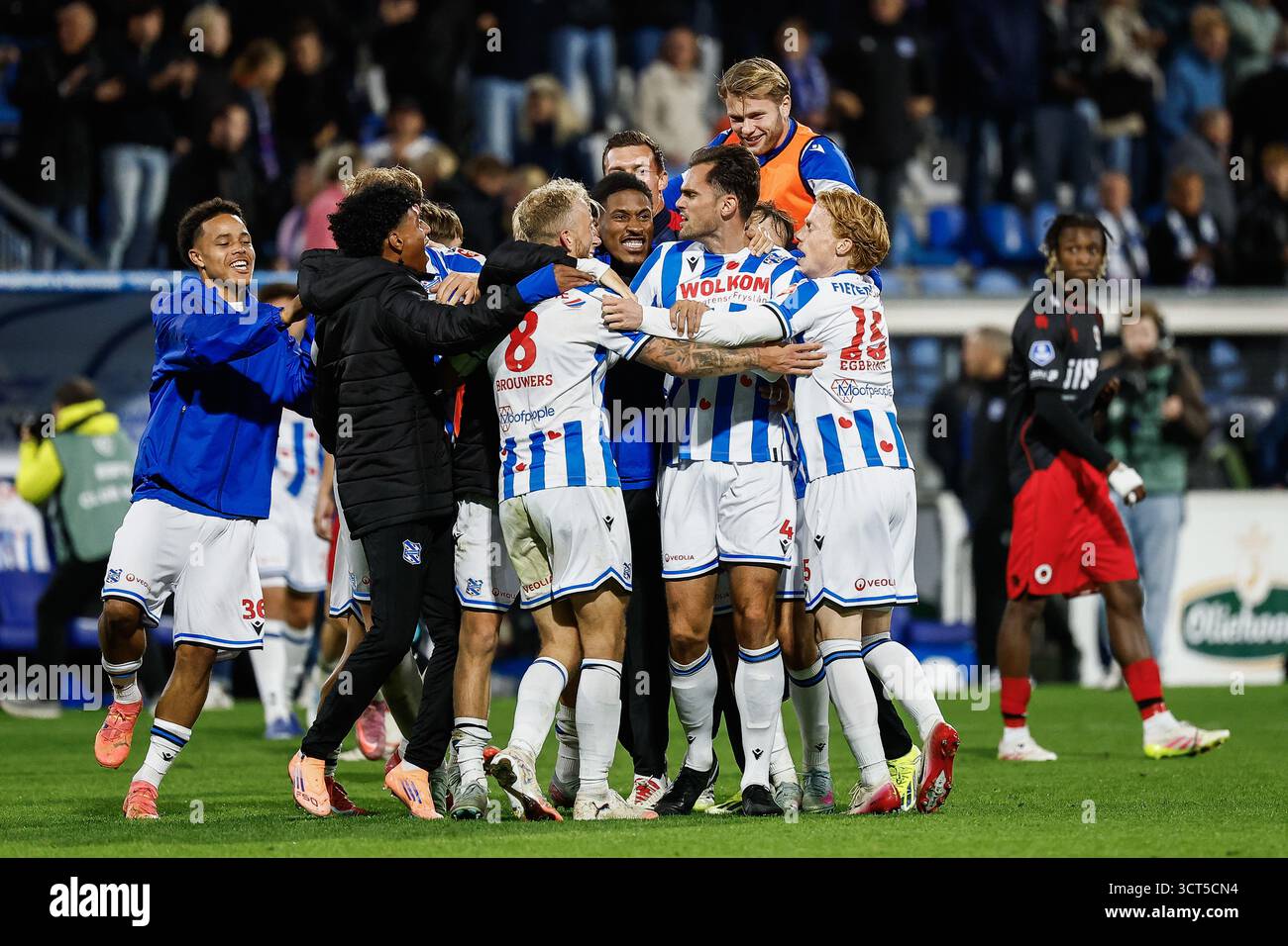 HEERENVEEN - Sam Kersten of SC Heerenveen (m) receives congratulations ...
