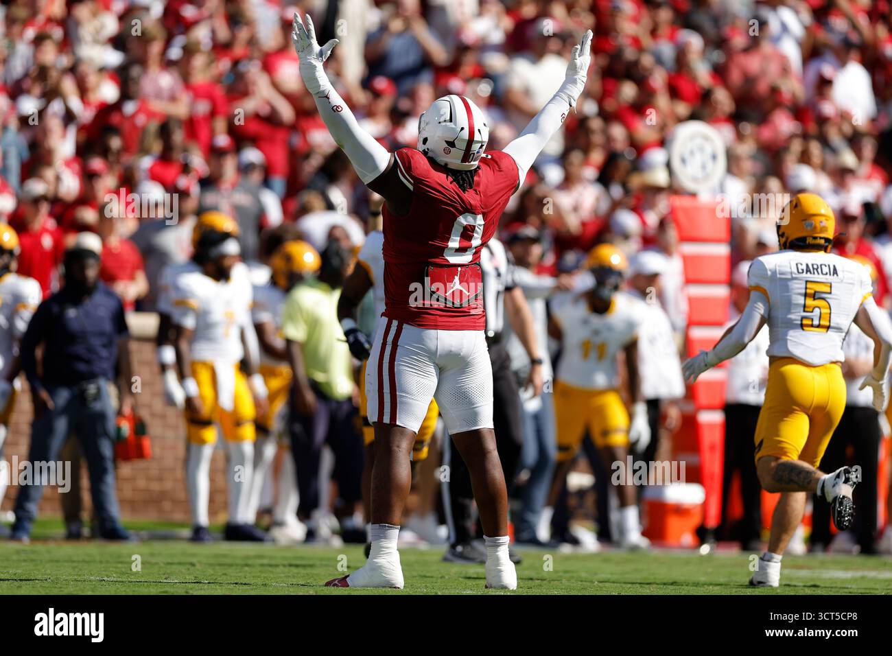 Oklahoma defensive lineman David Stone (0) celebrates after a tackle ...