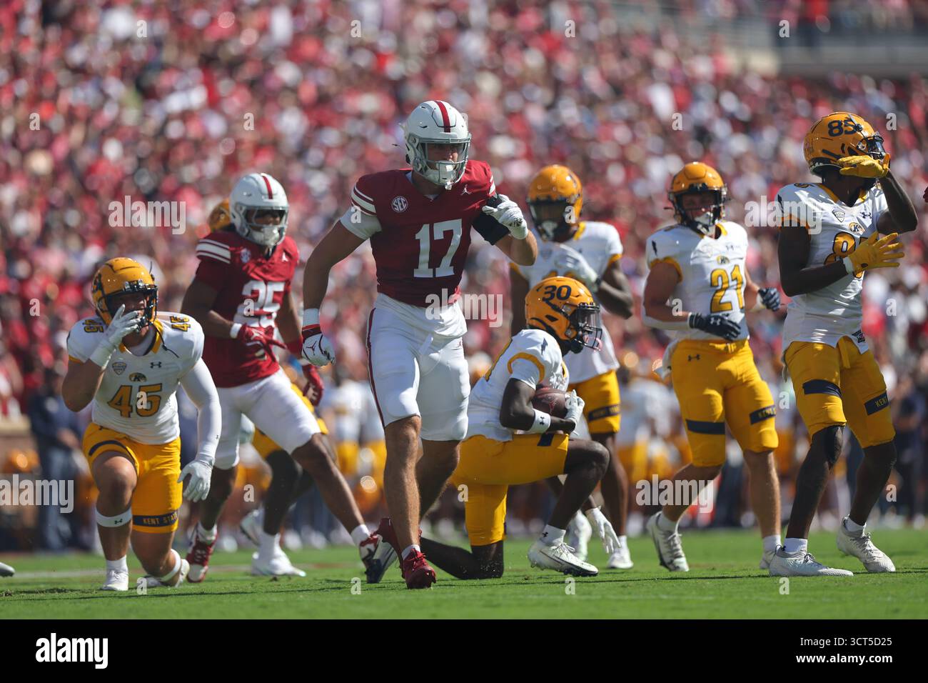 NORMAN, OK - OCTOBER 04: Oklahoma linebacker Taylor Heim (17 ...