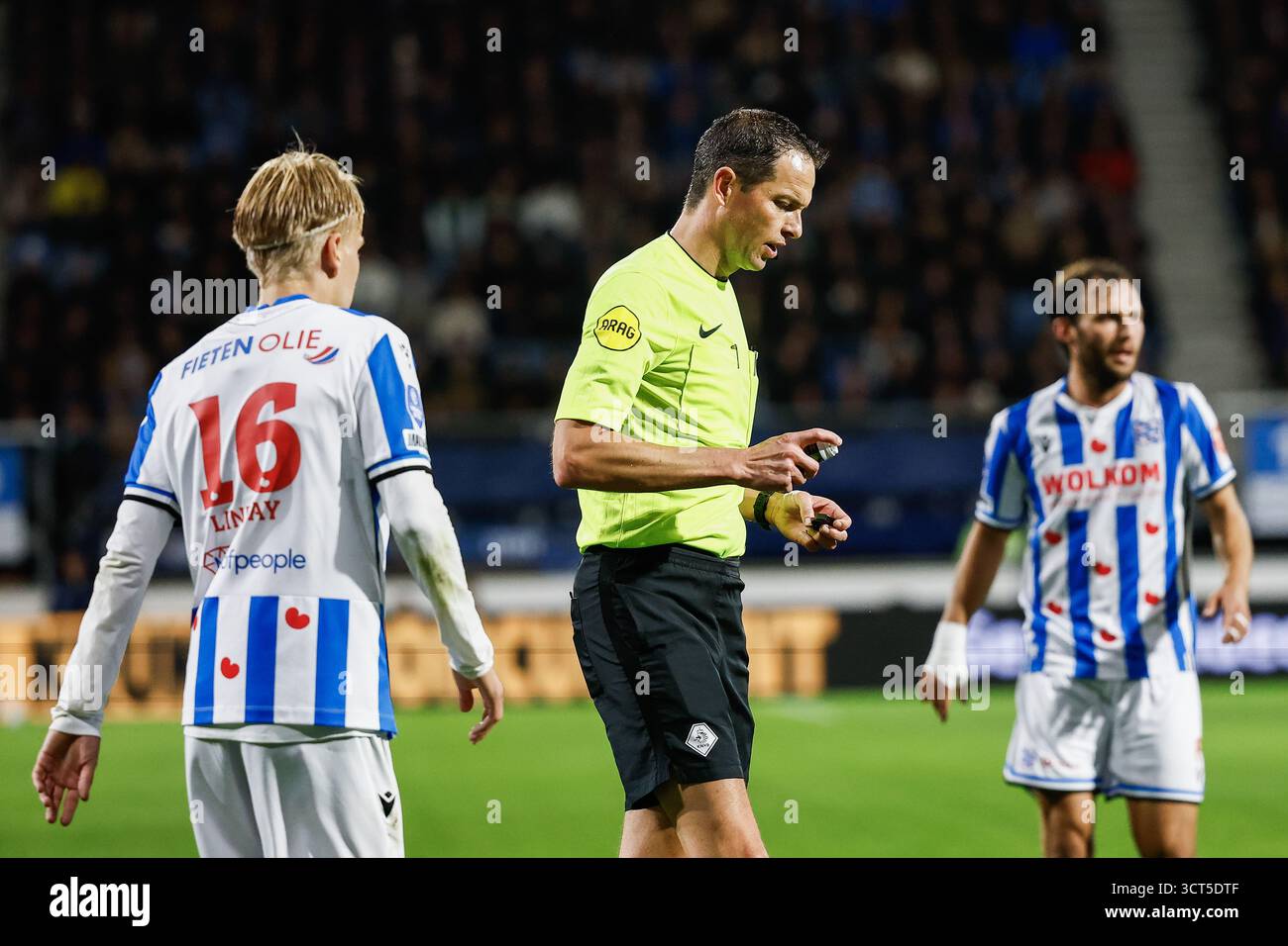 HEERENVEEN - Referee Richard Martens during the Dutch Eredivisie match ...