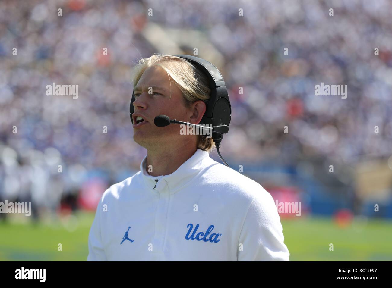 PASADENA, CA - OCTOBER 04 : UCLA Bruins cssistant head coach, tight ...