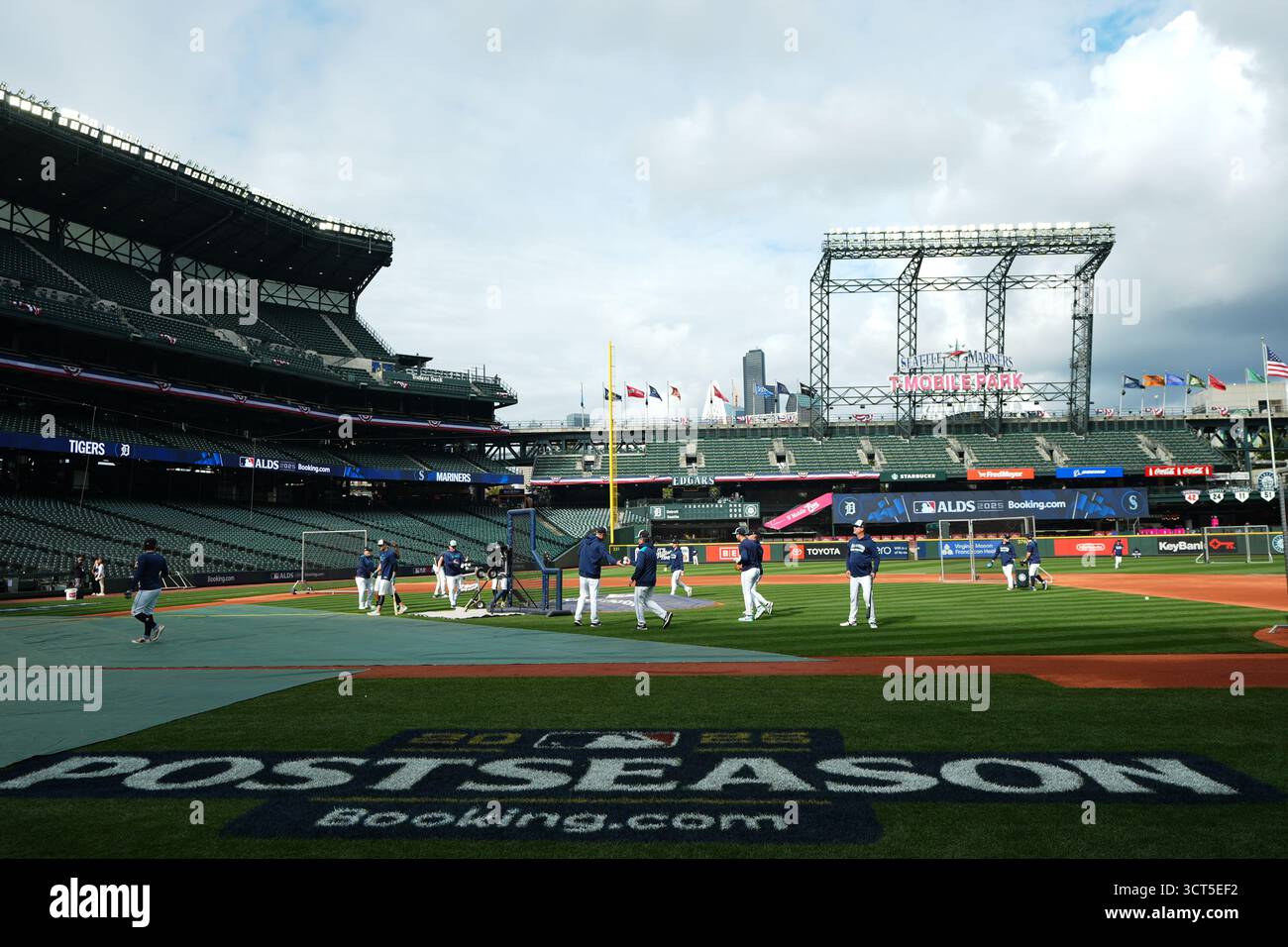 The Seattle Mariners take batting practice before Game 1 of baseball's ...