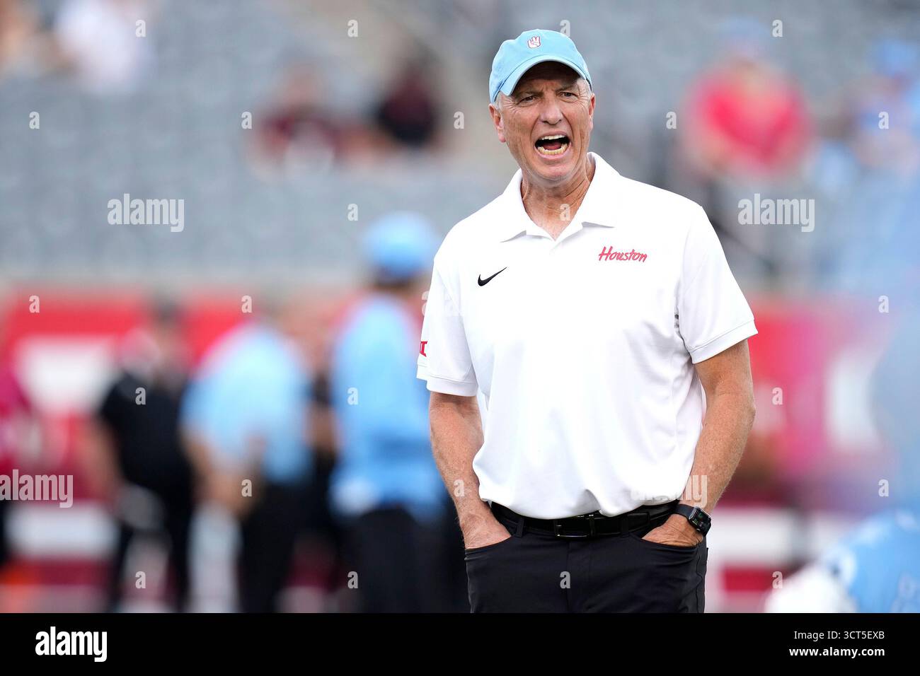 Houston head coach Willie Fritz watches warmups before the start of an ...