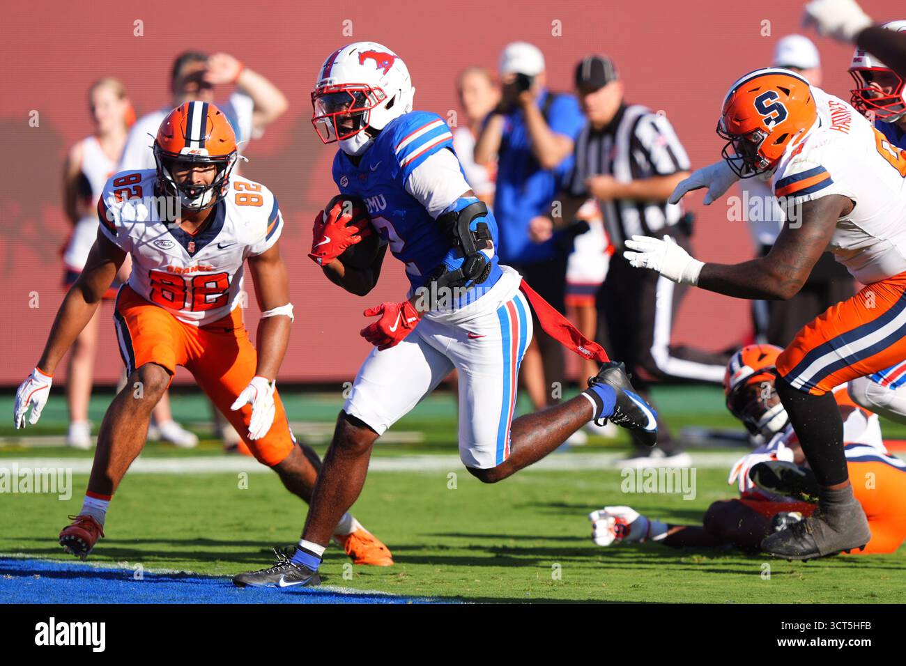 SMU wide receiver Jordan Hudson (2) scores a touchdown against Syracuse ...
