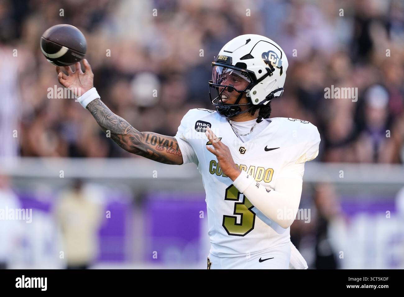 Colorado quarterback Kaidon Salter warms up before an NCAA college ...