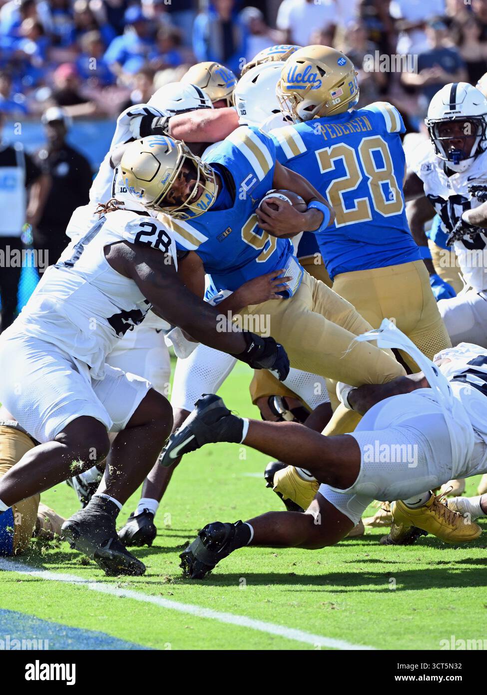 PASADENA, CA - OCTOBER 04: UCLA Bruins quarterback Nico Iamaleava (9 ...