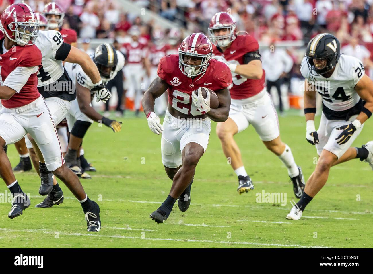 Alabama running back Jam Miller (26) runs the ball for his team's final ...