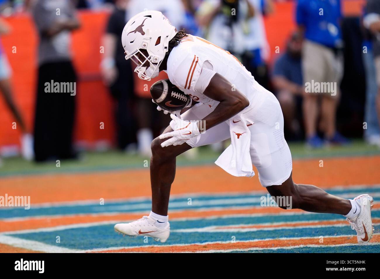 Texas wide receiver Ryan Wingo scores a touchdown on a 38-yard pass ...