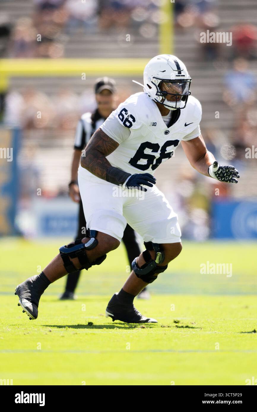 Penn State offensive lineman Drew Shelton (66) takes his stance during ...
