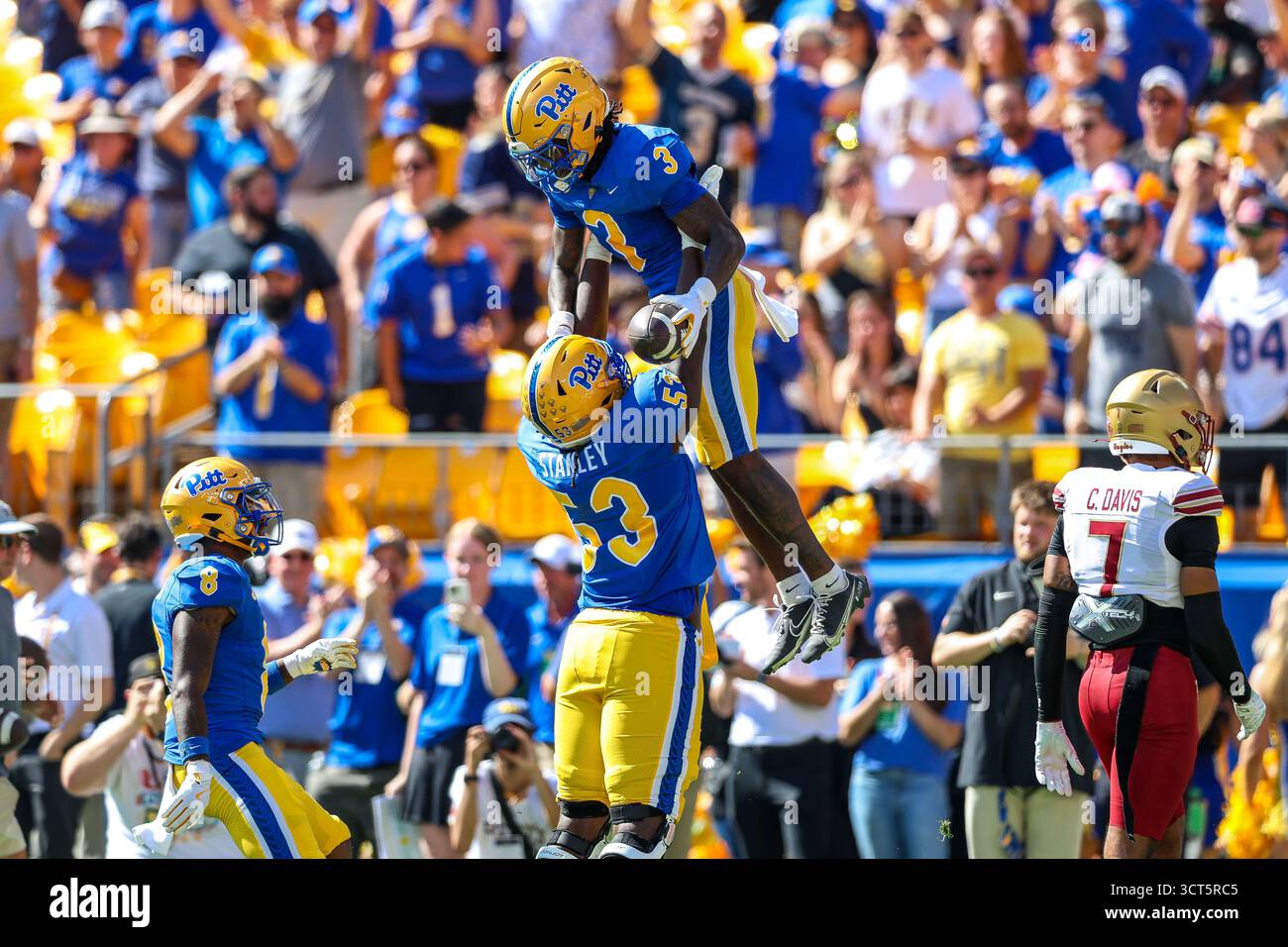 Pittsburgh, Pennsylvania, USA. 4th Oct, 2025. Pitt Panthers offensive ...