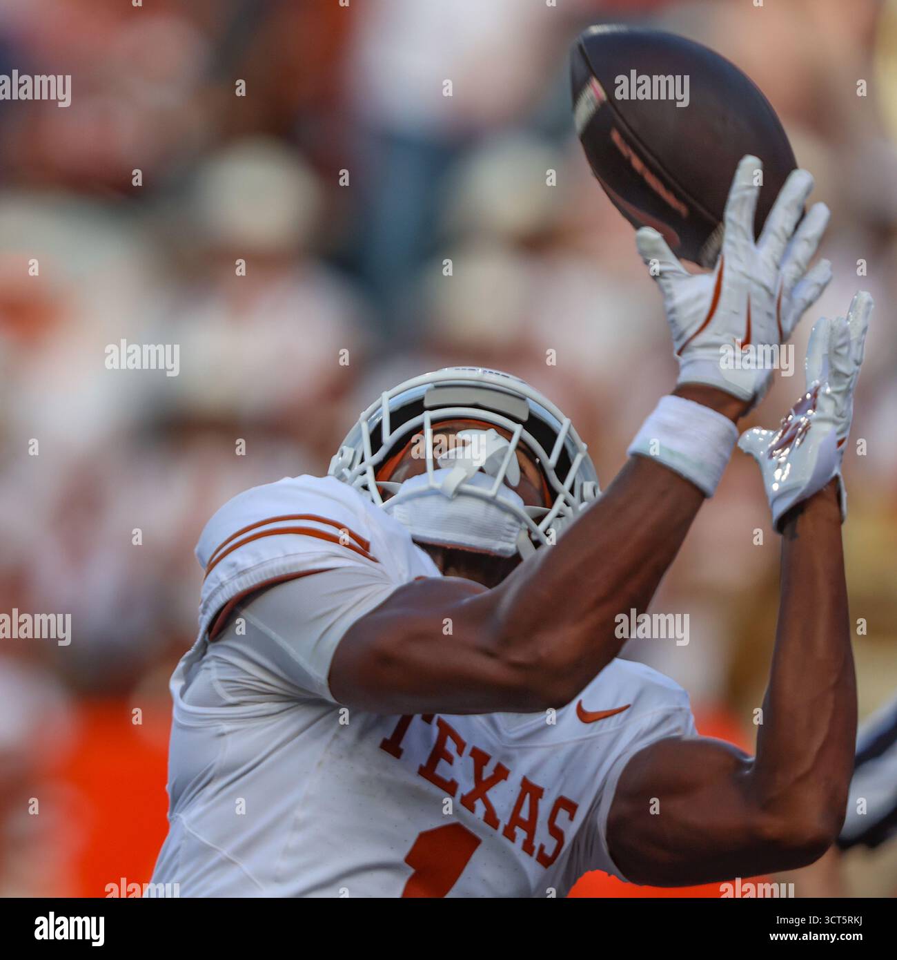 Texas wide receiver Ryan Wingo (1) catches the ball for a touchdown ...
