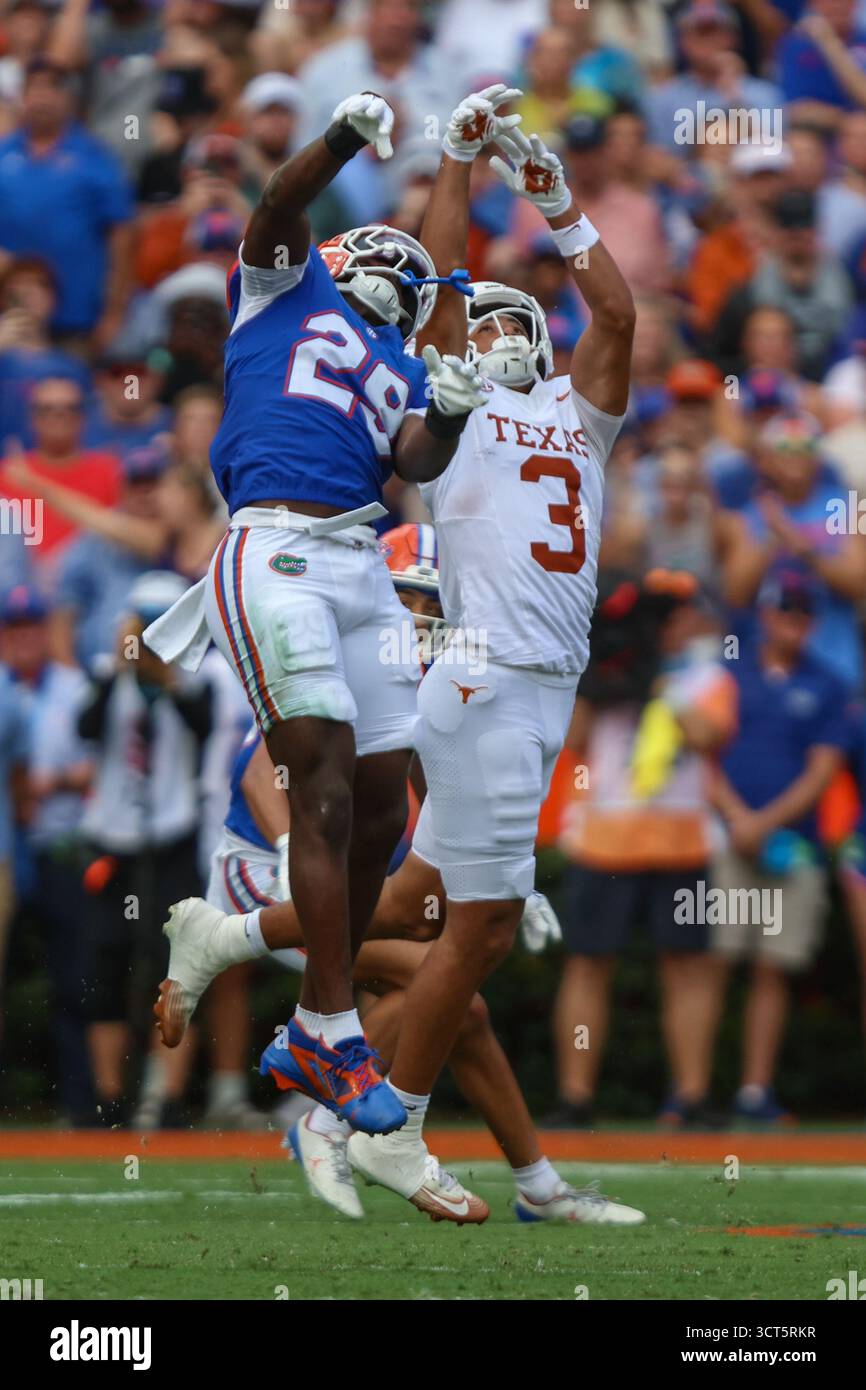 Florida linebacker Jaden Robinson (29) knocks away a pass thrown to ...