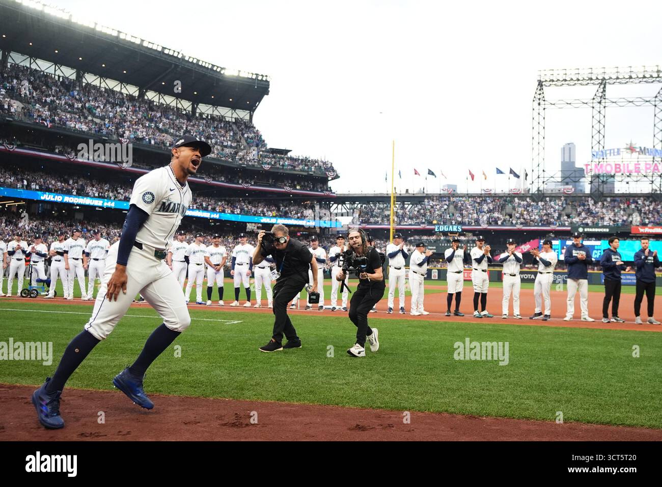 Seattle Mariners center fielder Julio Rodríguez runs onto the field ...