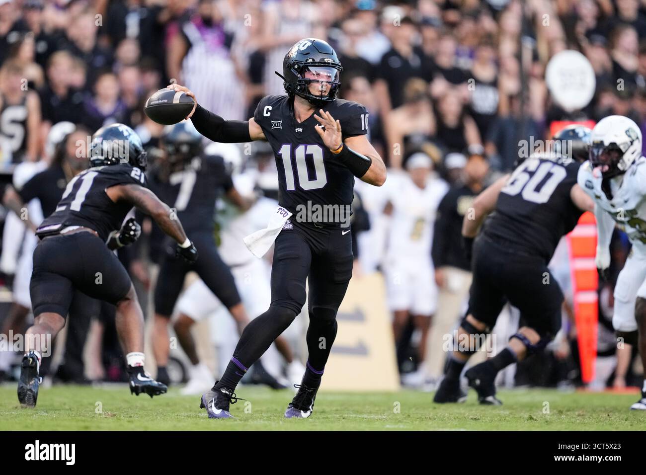 TCU quarterback Josh Hoover (10) throws a pass in the first half of an ...